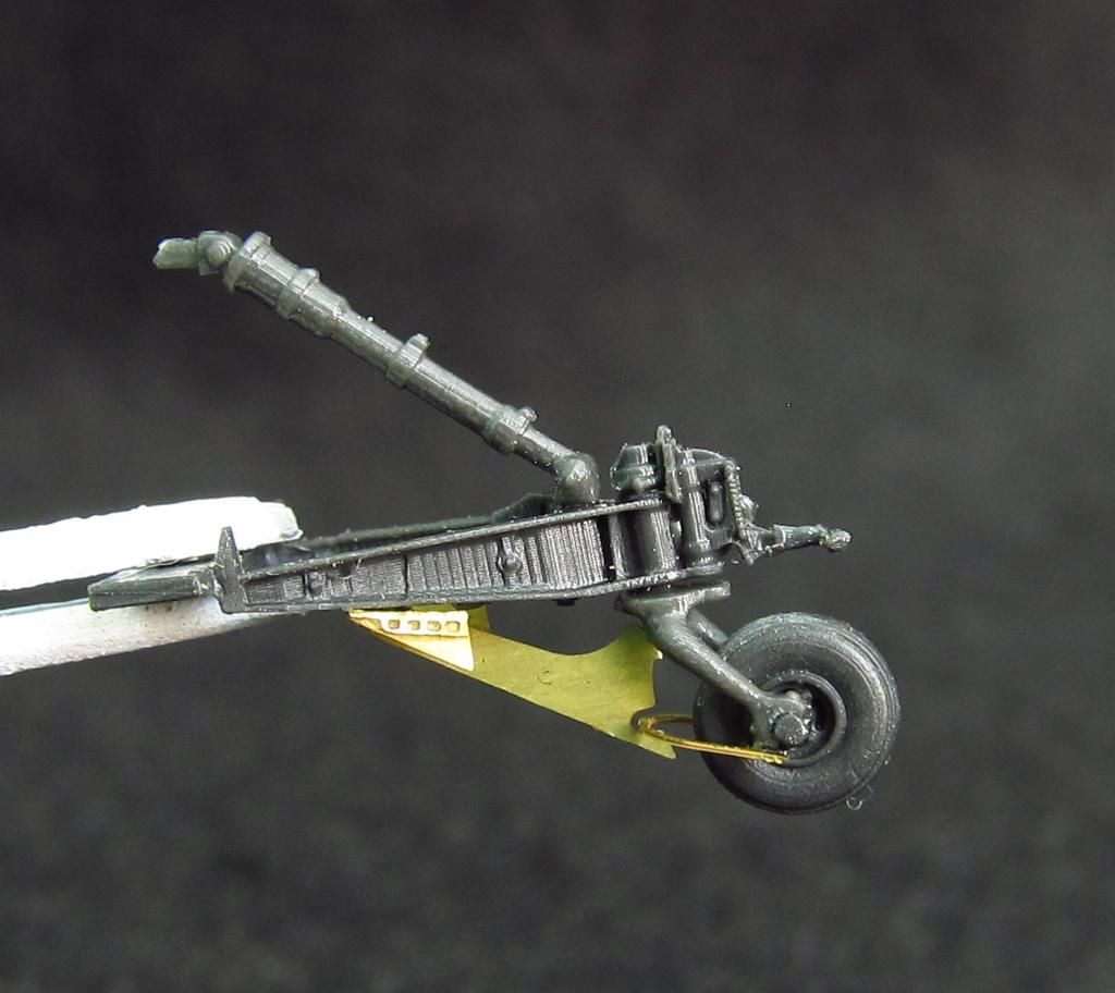1:72 AH-64 Apache. Tail support