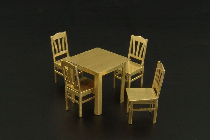 1:72 Table and chairs